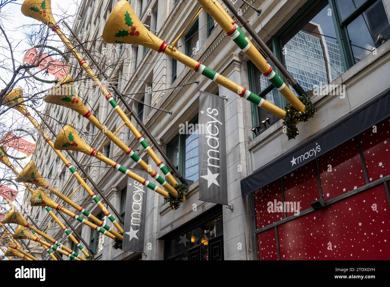 Chicago, USA. 19 December 2023. A general view of the exterior of Macy ...