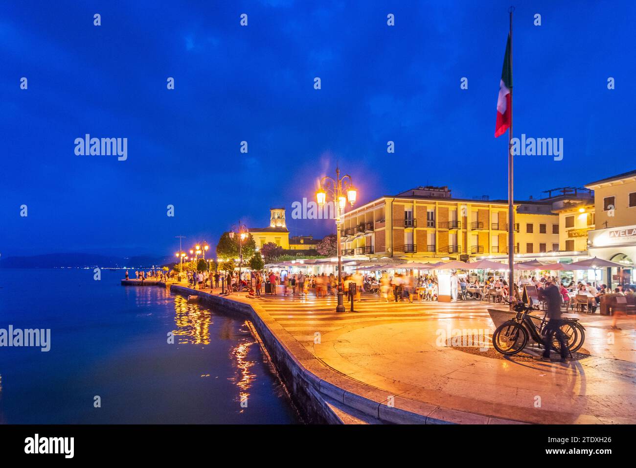 Lazise: Lago di Garda (Lake Garda), lakefront at night in Verona ...