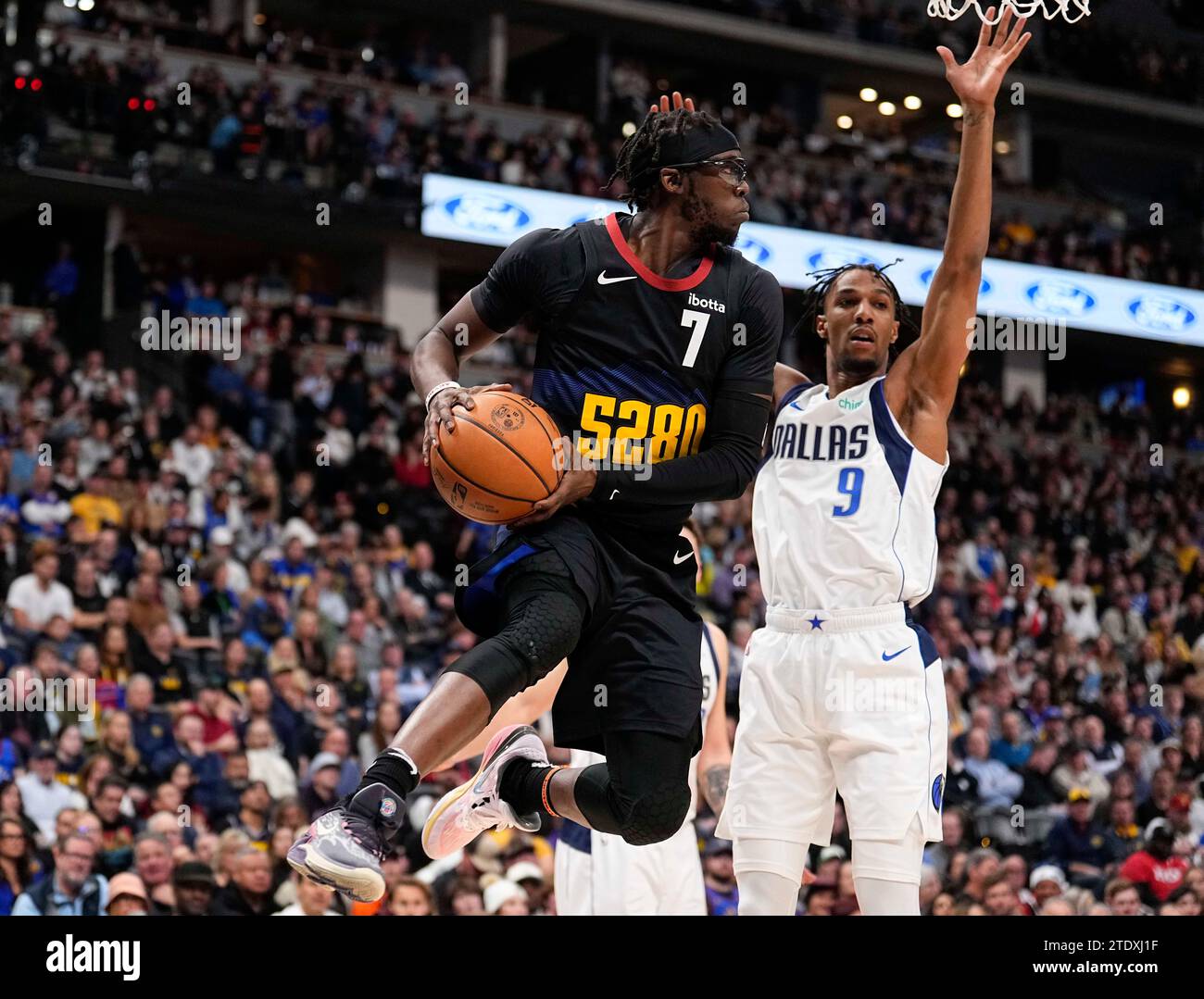 Denver Nuggets guard Reggie Jackson (7) is pressured by Dallas ...