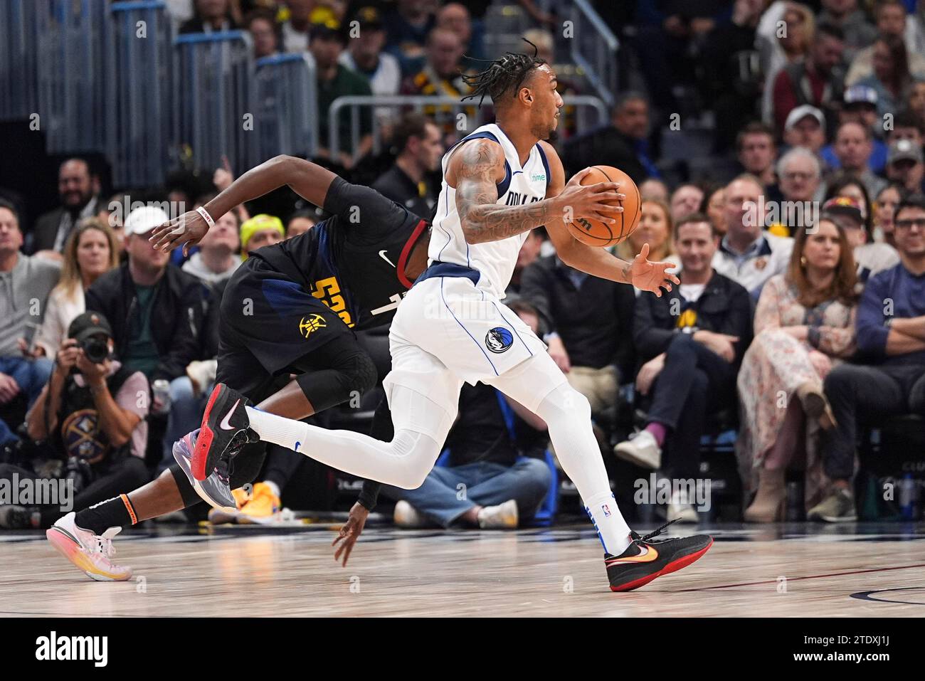 Dallas Mavericks guard A.J. Lawson (9) drives to the basket against ...