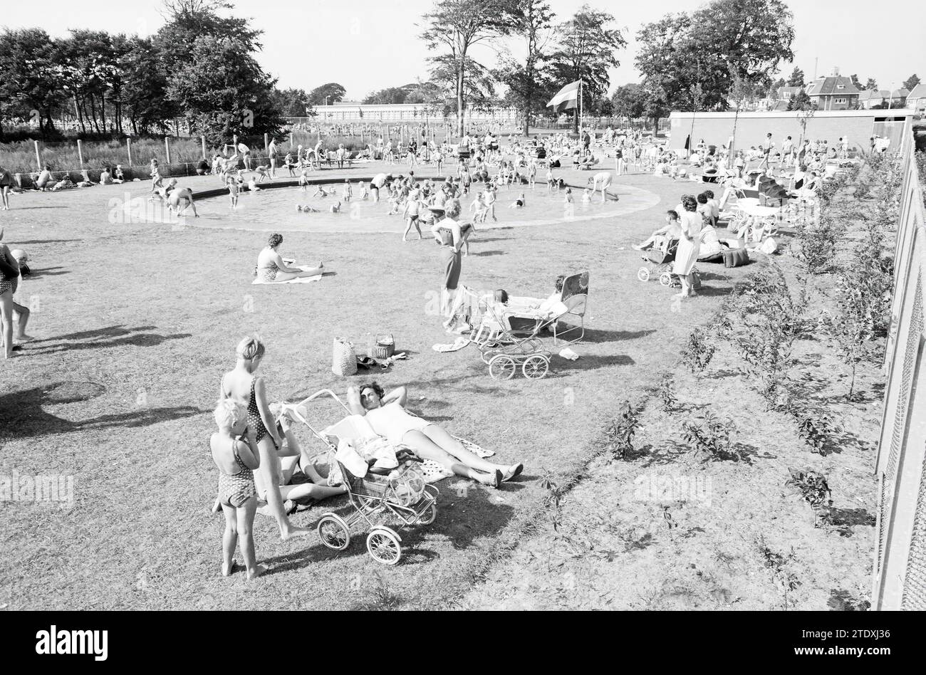 Busy swimming pool Herenduinweg, Busy, IJmuiden, Heerenduinweg, The ...