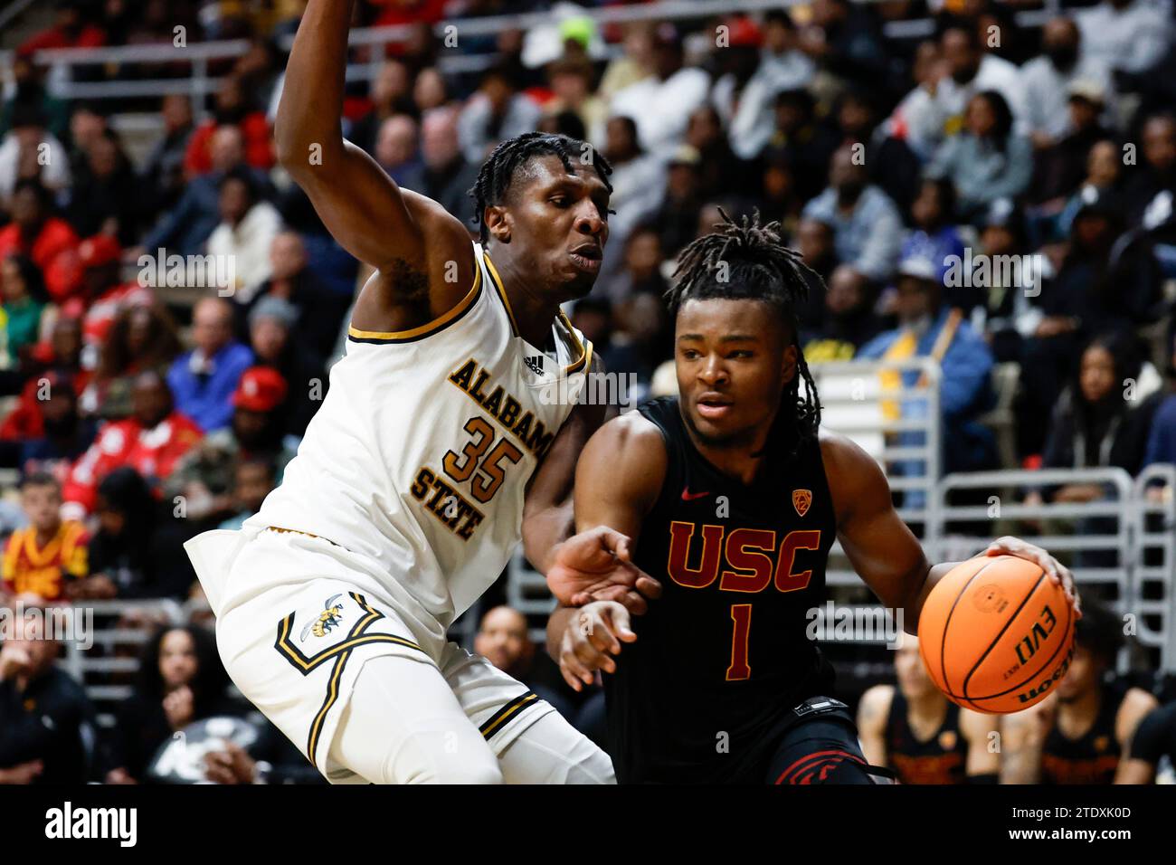 Southern California guard Isaiah Collier (1) drives to the basket ...