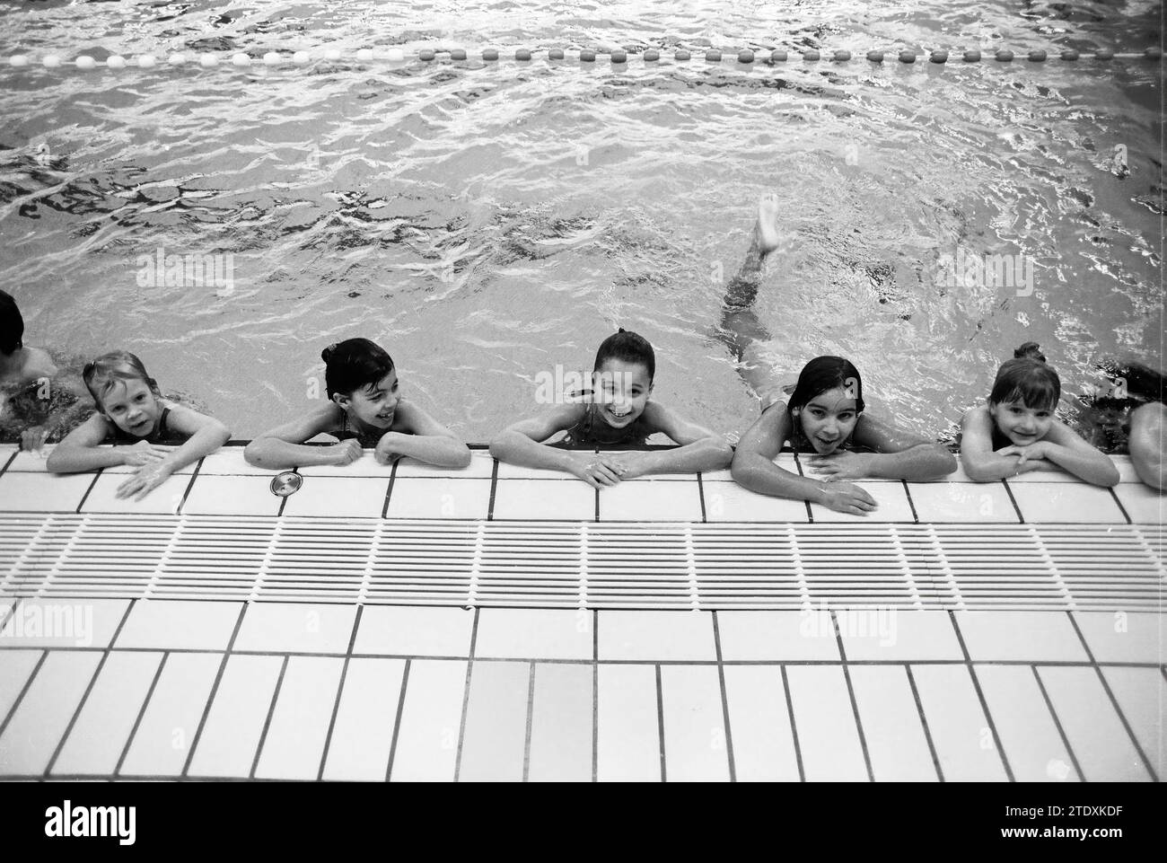 Swimming pool het spectrum school swimming hi-res stock photography and ...