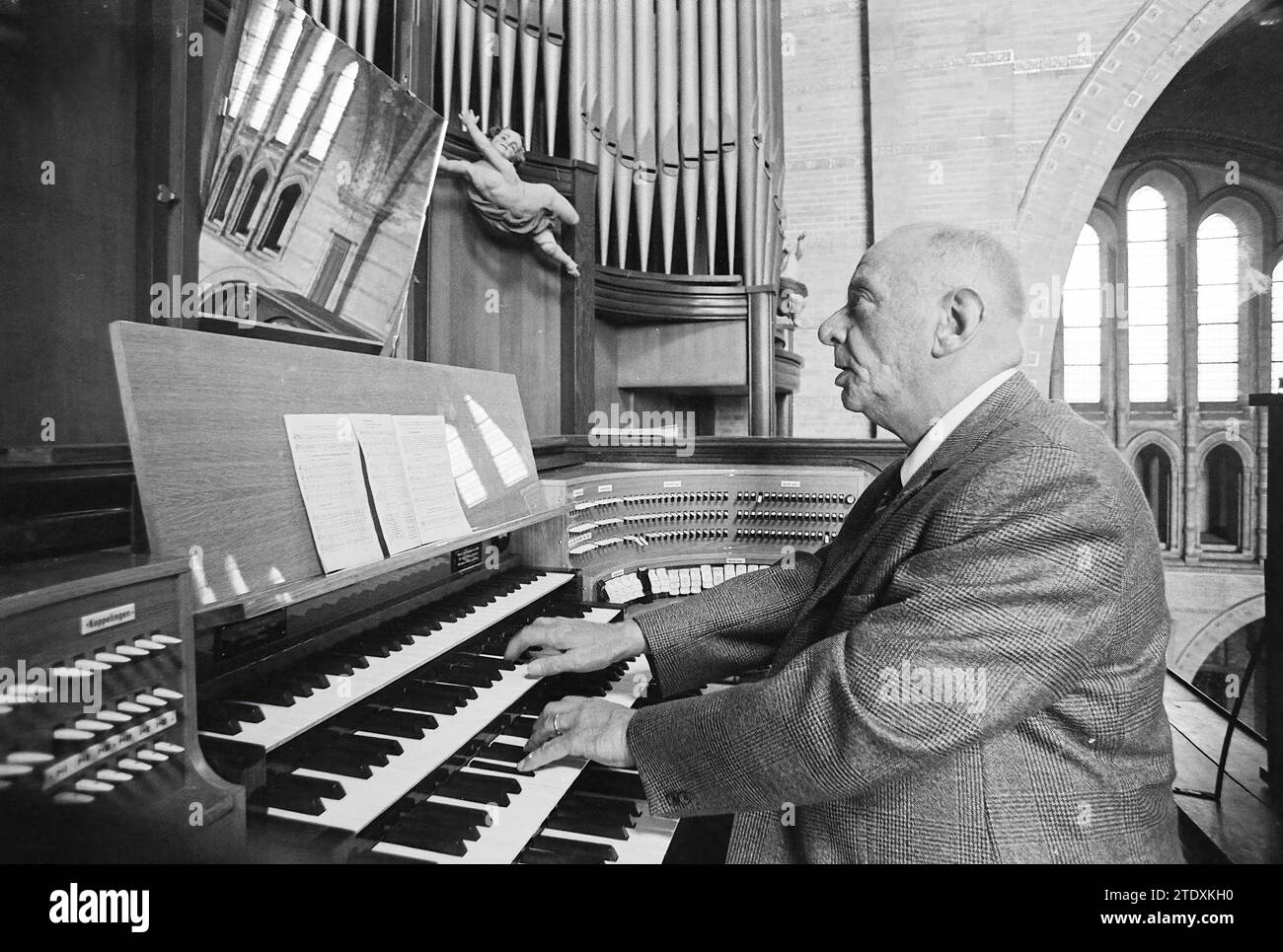 Jan Schouten behind organ, Organs and organists, 20-05-1971, Whizgle ...