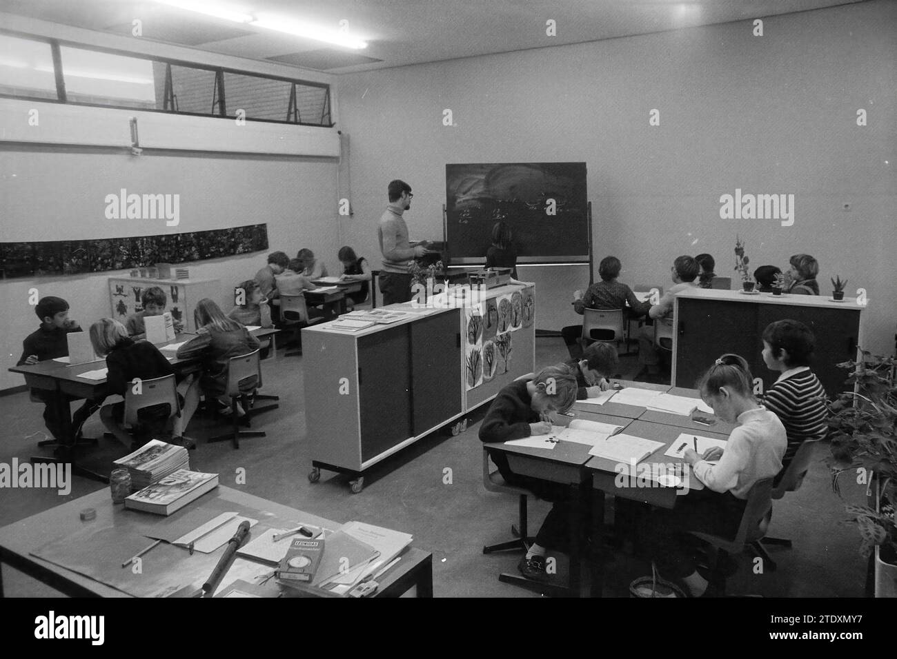 4 school classes in a classroom IJmuiden, Schools, 11-01-1972, Whizgle ...