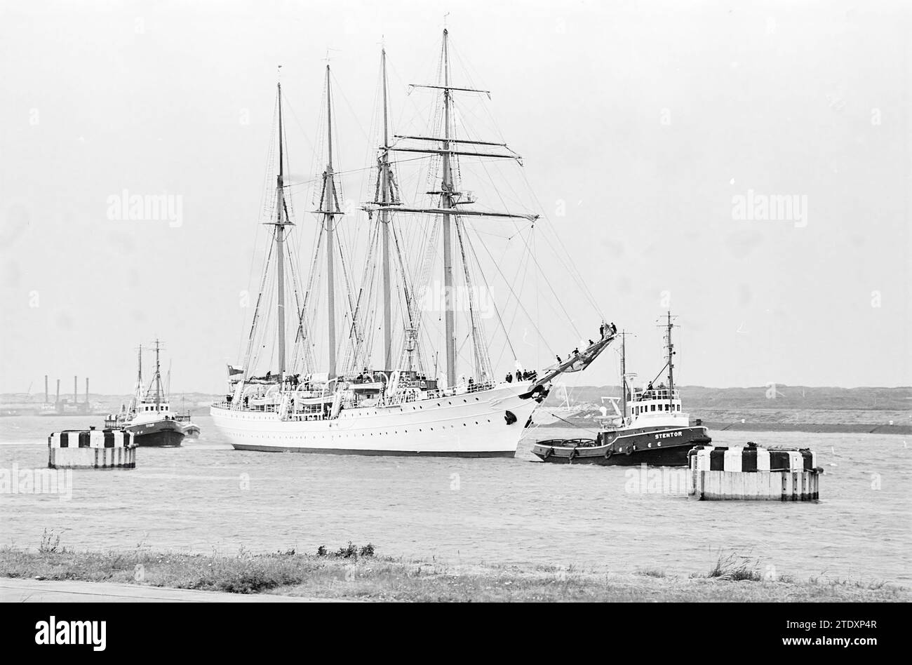 Chilean sailing ship in locks, Ships, 02-07-1965, Whizgle News from the ...