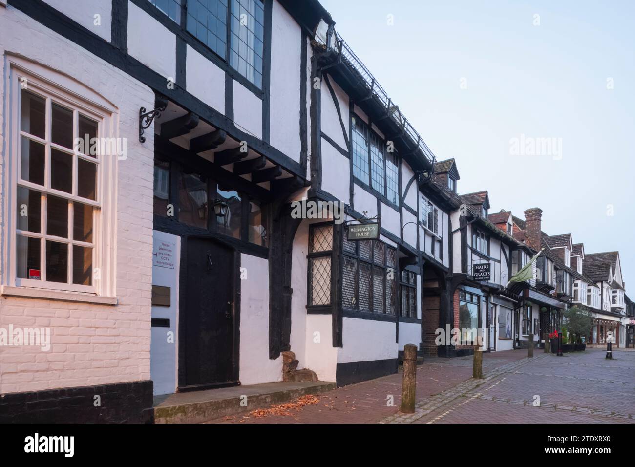 Street scene with tudor era buildings hi-res stock photography and ...