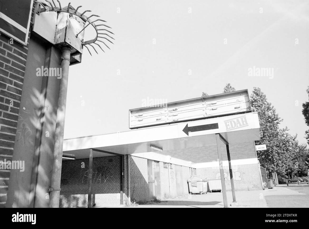 Exterior shopping center PAX, Hoofddorp, The Netherlands, 28-07-1991 ...
