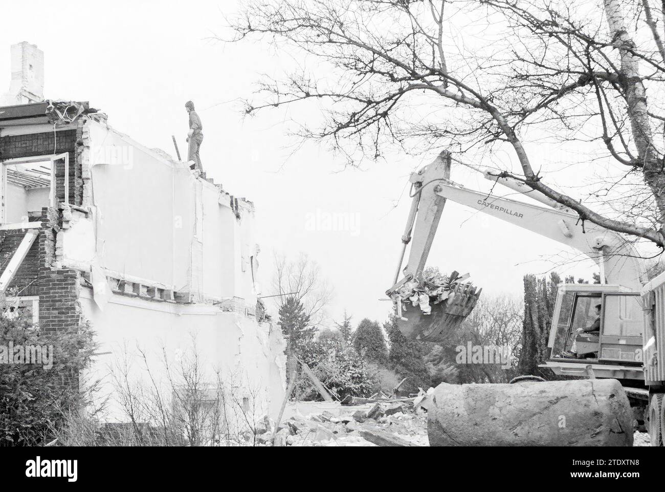 Demolition of a house on the highway, Demolition, demolition ...