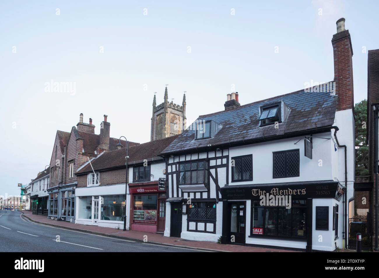 Street scene with tudor era buildings hi-res stock photography and ...