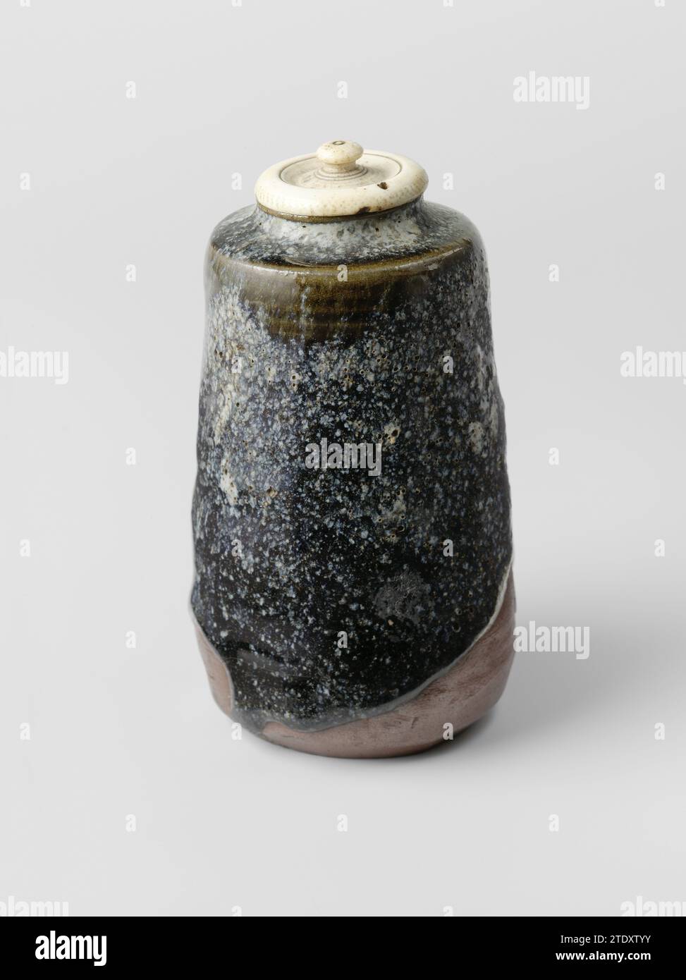 Tea caddy with a blueish black glaze, anonymous, anonymous, c. 1610 - c ...