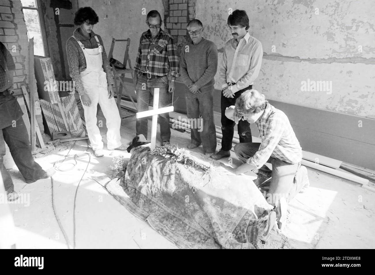 Funny 'corpse' of sand', Crazy things, 07-07-1982, Whizgle News from ...