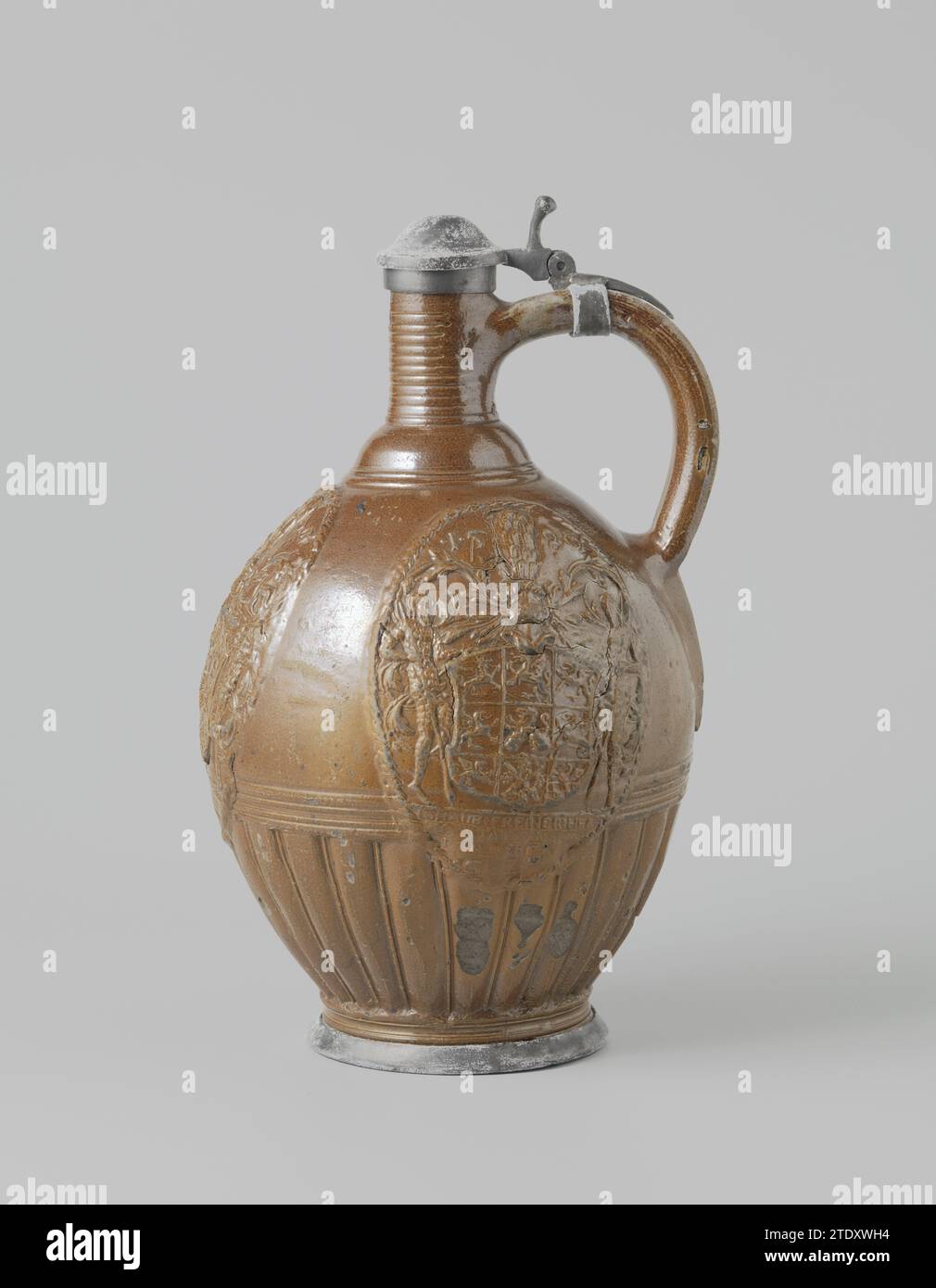 Jug with a coat of arms and a ribbed neck, anonymous, c. 1580 - c. 1600 Jug of stoneware on ...