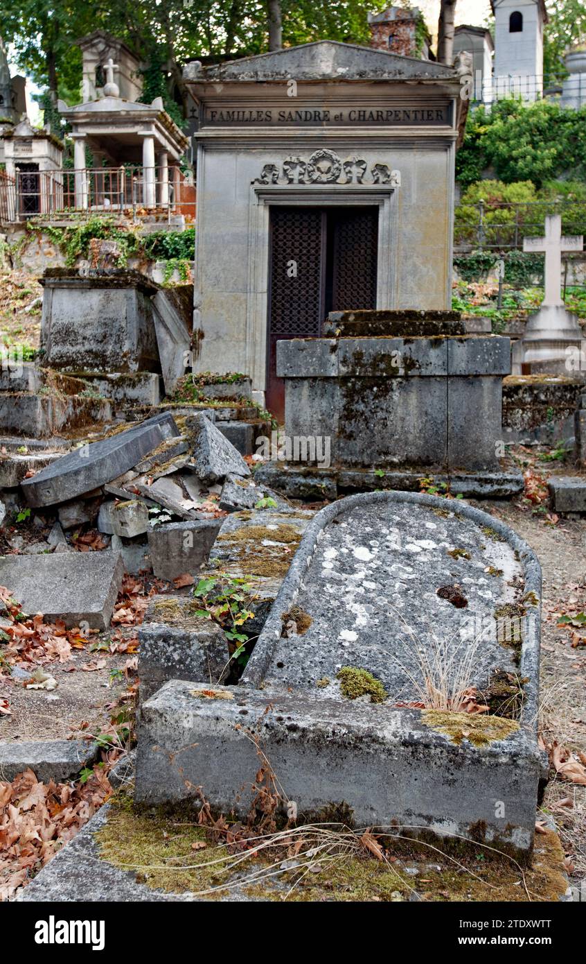 Old headstones and mausoleums in Paris' historic Père-Lachaise Cemetery ...