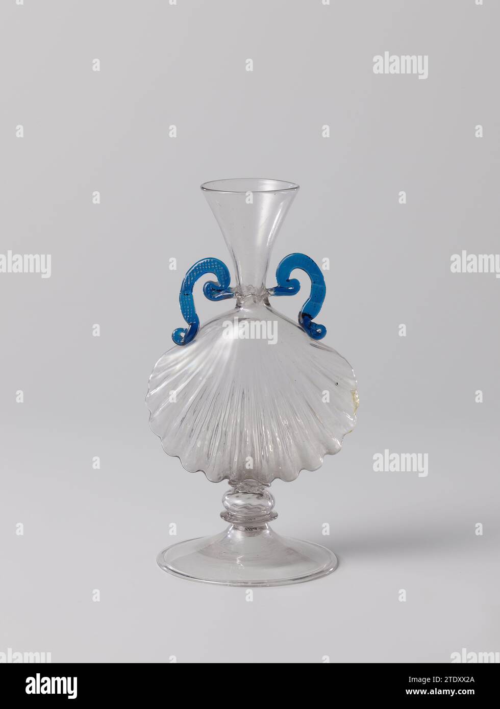 Bottle with shell -shaped body, anonymous, c. 1600 - c. 1700 Flacon on ...