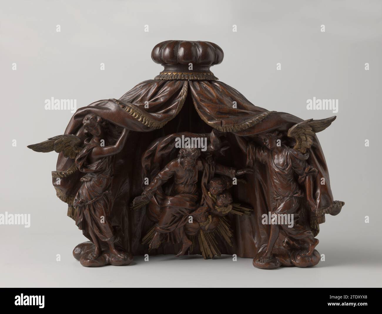 Architraaf van Devotion altar with Maria and Christkind between two ...