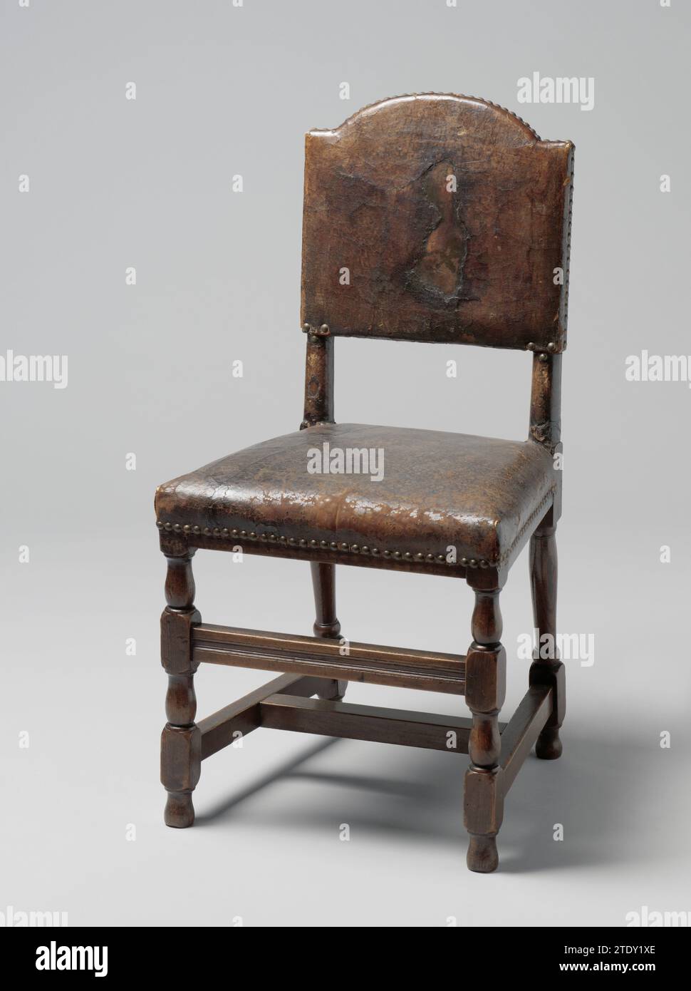 Eikhout chair with a seat and back of leather, anonymous, 1675 - 1700 ...