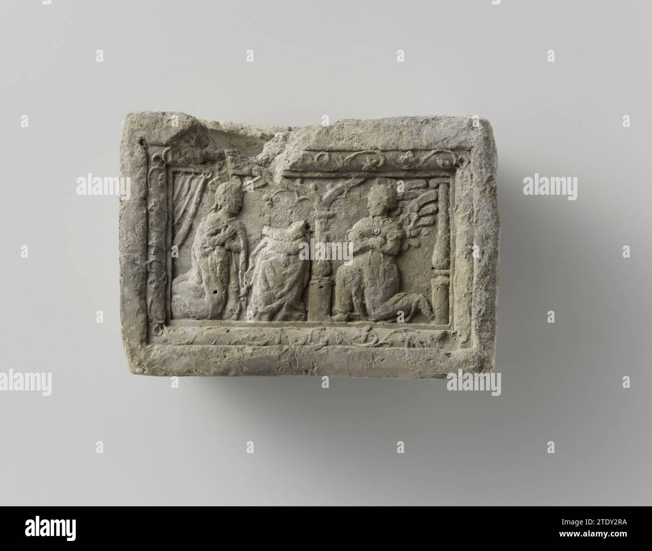 Hearing stone, on which Maria in front of a bid chair, the angel also ...