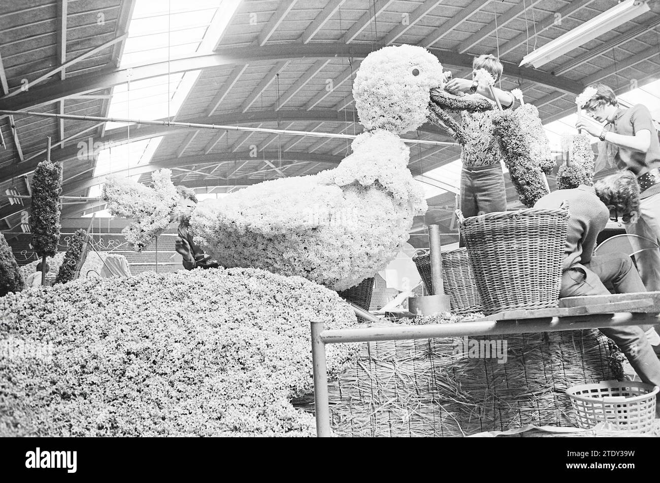 Setting up parade floats hi-res stock photography and images - Alamy