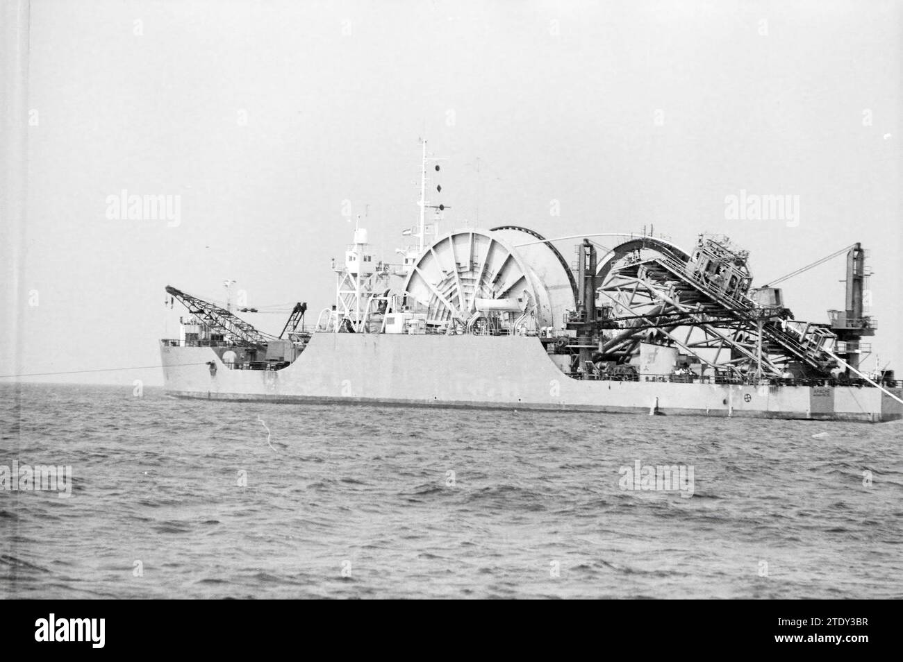 Pipelayer the Apache at sea, Ships, 19-07-1986, Whizgle News from the ...