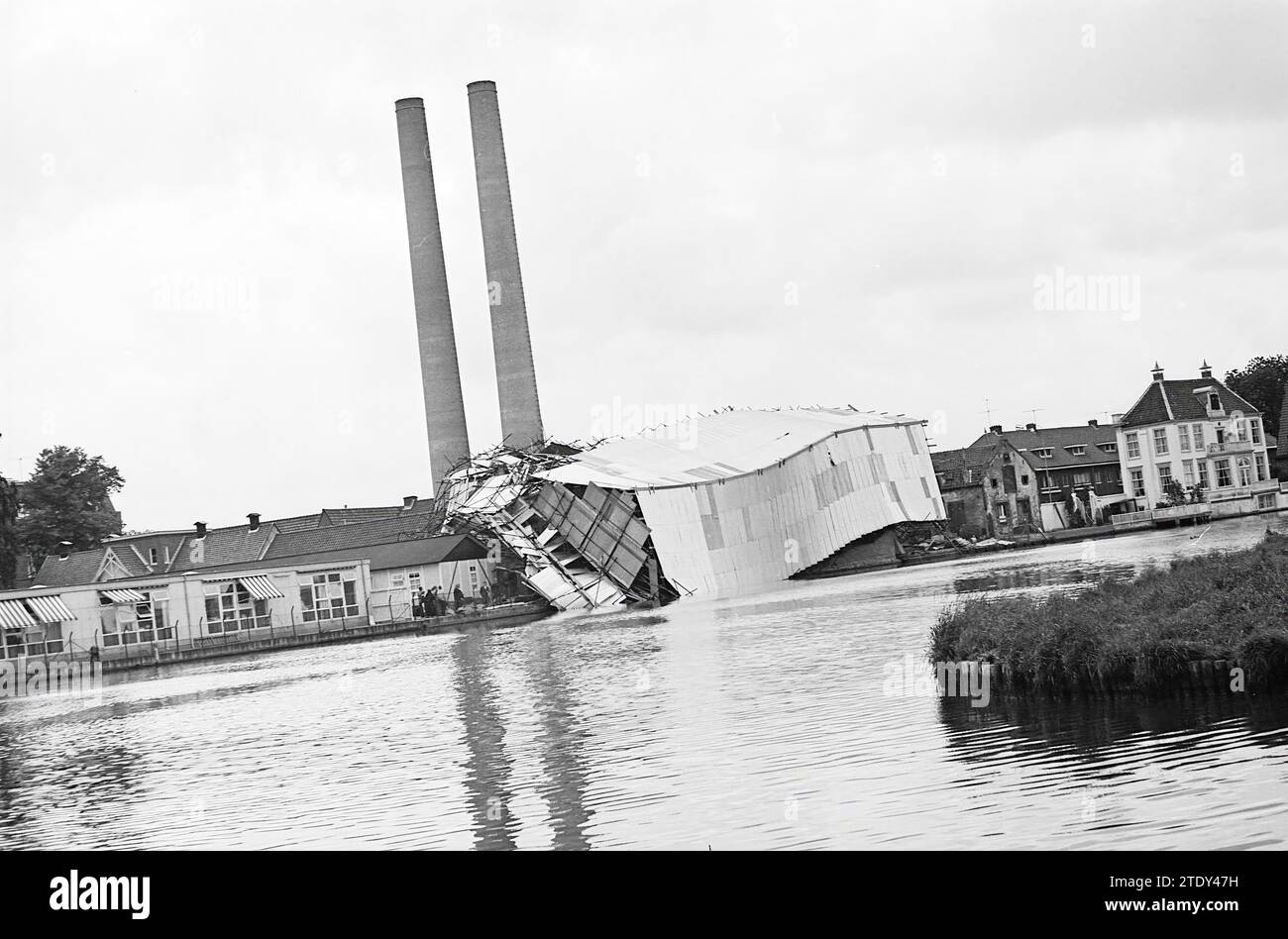 Cover of the laundry of the Maria Foundation collapses in the Spaarne ...