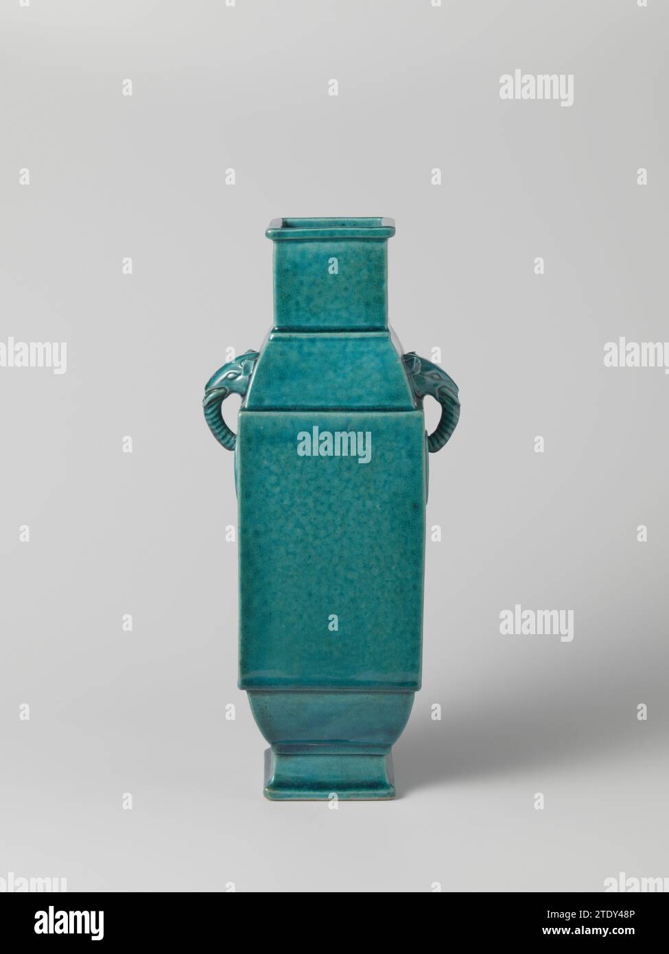 Vase, anonymous, c. 1750 - c. 1799 Square vase of porcelain with flat ...