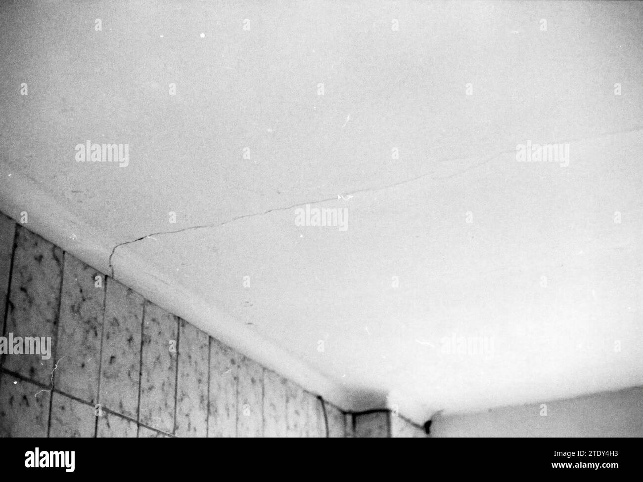 Cracked building next to HM, 19-09-1990, Whizgle News from the Past ...