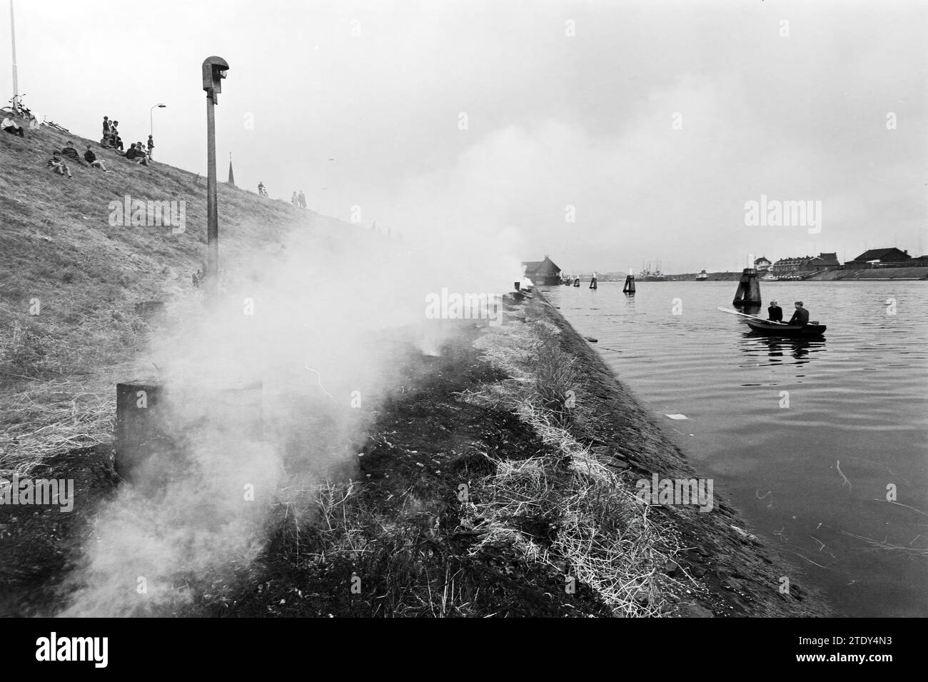 Fire dike, IJmuiden, Fires, fire brigade, 27-06-1967, Whizgle News from ...