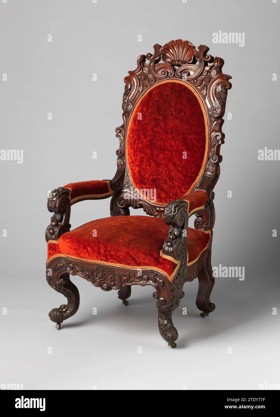 Mahoniehout arm chair, on four S-shaped legs, oval back with stabbed ...