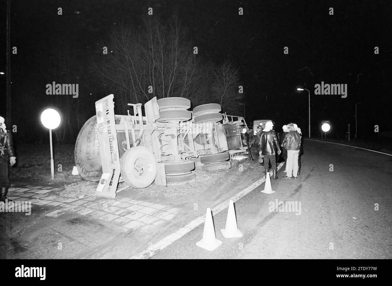 Accident nitric acid tanker truck hi-res stock photography and images ...