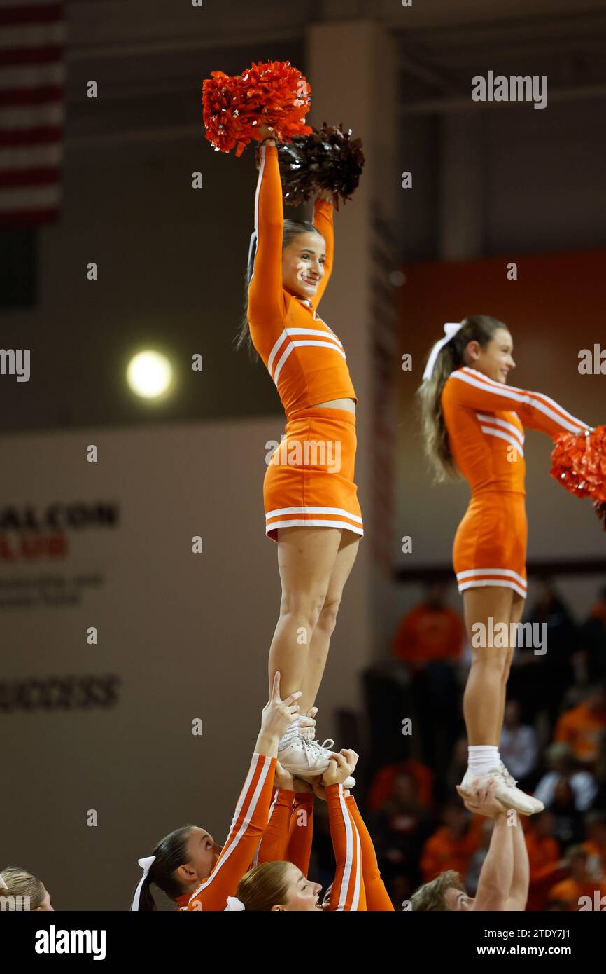 Bowling Green cheerleaders cheer during the first half against the ...