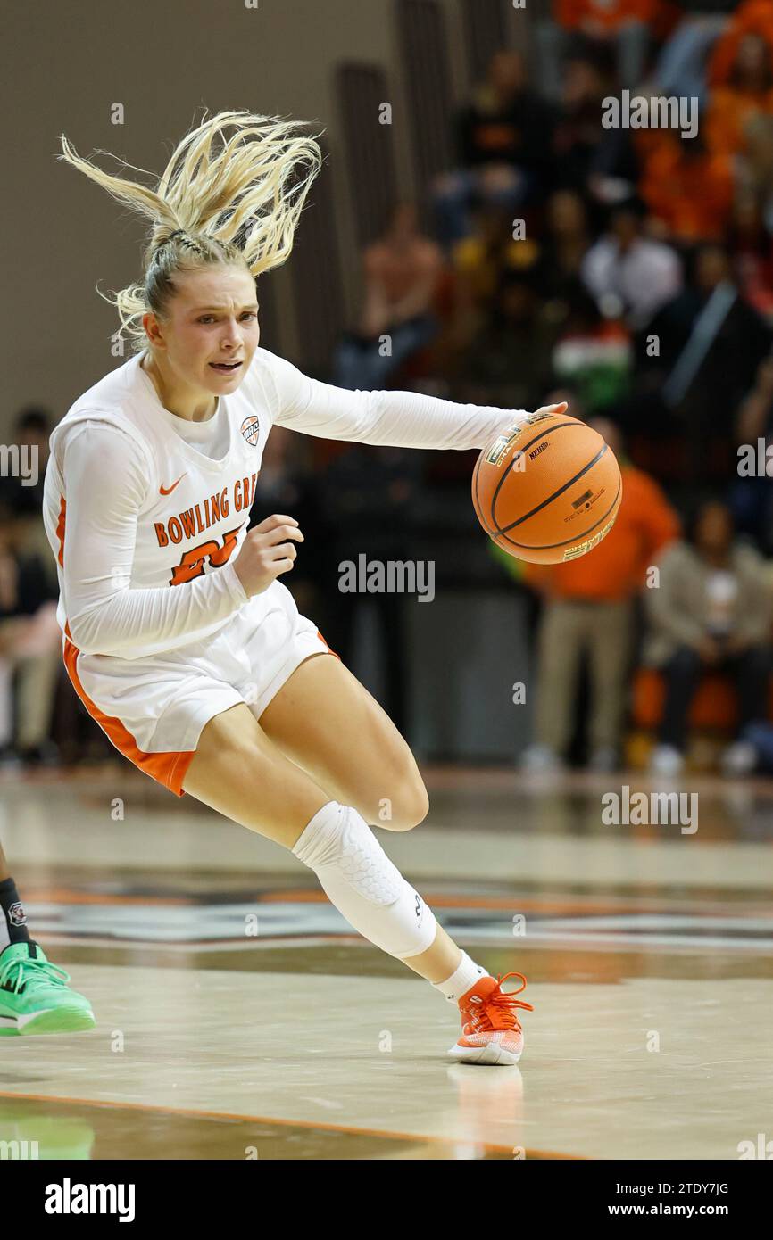 Bowling Green guard Lexi Fleming (25) dribbles against the South ...