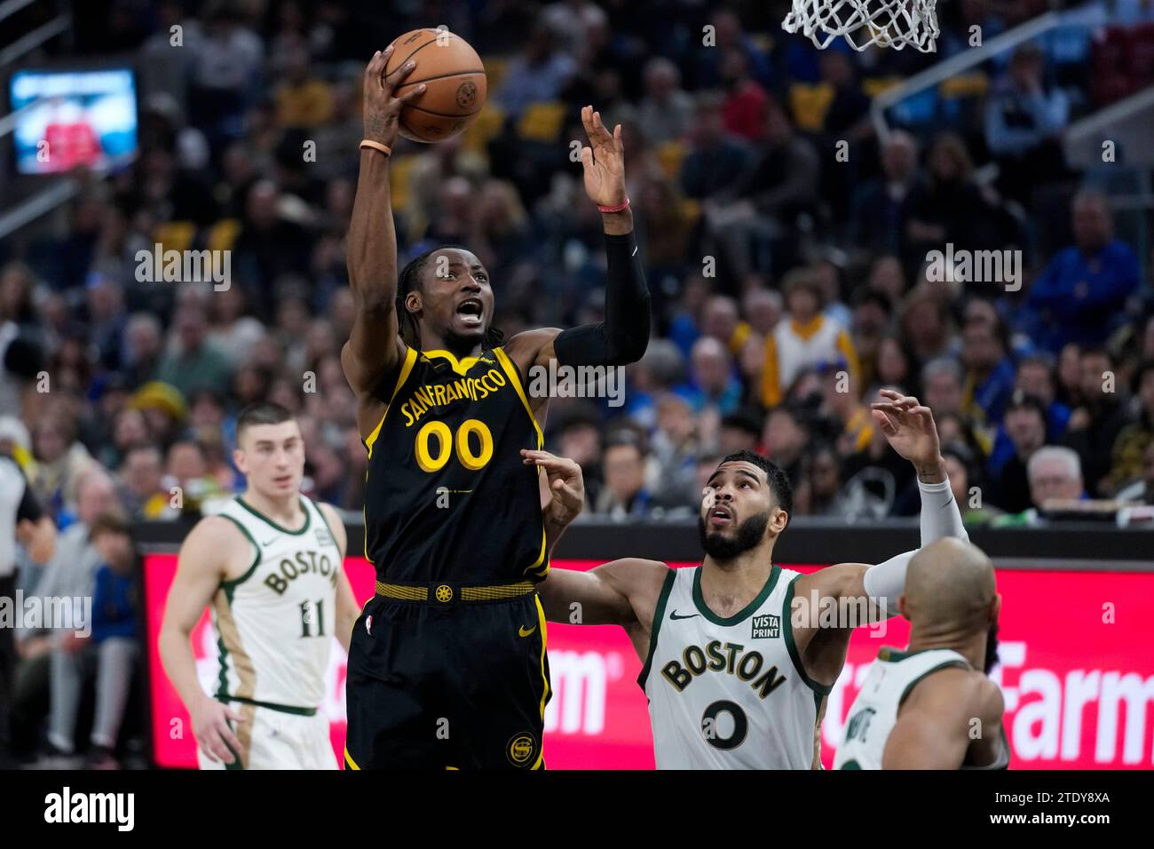 Golden State Warriors forward Jonathan Kuminga (00) shoots next to ...