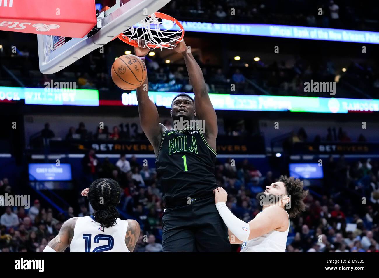 New Orleans Pelicans forward Zion Williamson (1) slam dunks in the ...