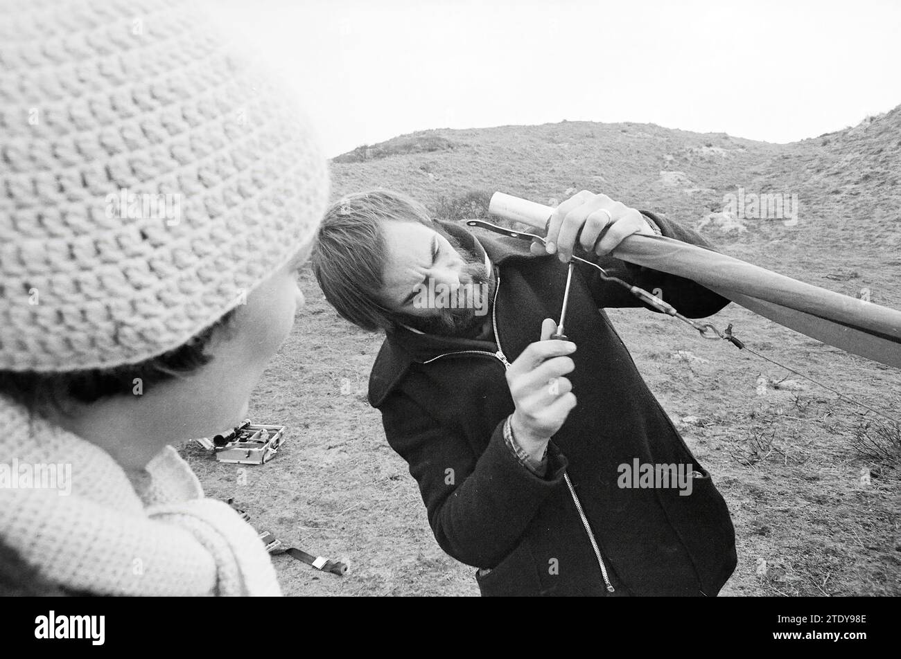Mr Engel: Man with a kite in the dunes of IJmuiden., Persons, 16-02 ...