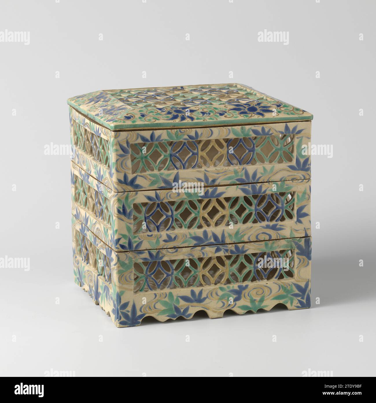 Square tiered box hi-res stock photography and images - Alamy