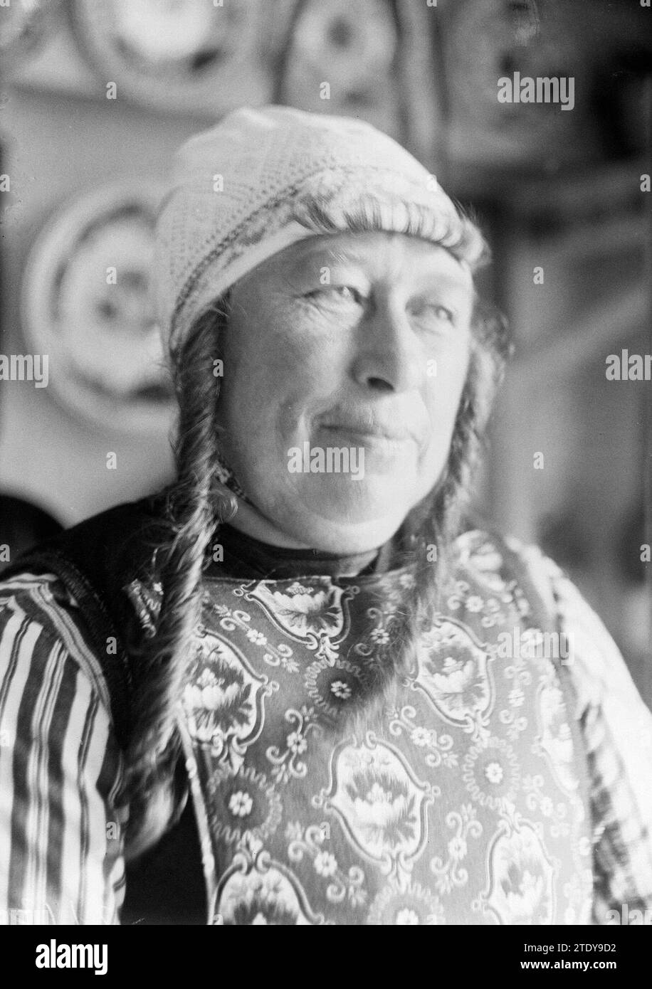 Woman in traditional marker hi-res stock photography and images - Alamy