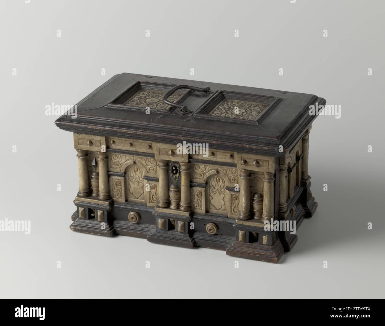 Kist, 1600 - 1699 Bijouteriekist made of wood with leg. Eight secret ...