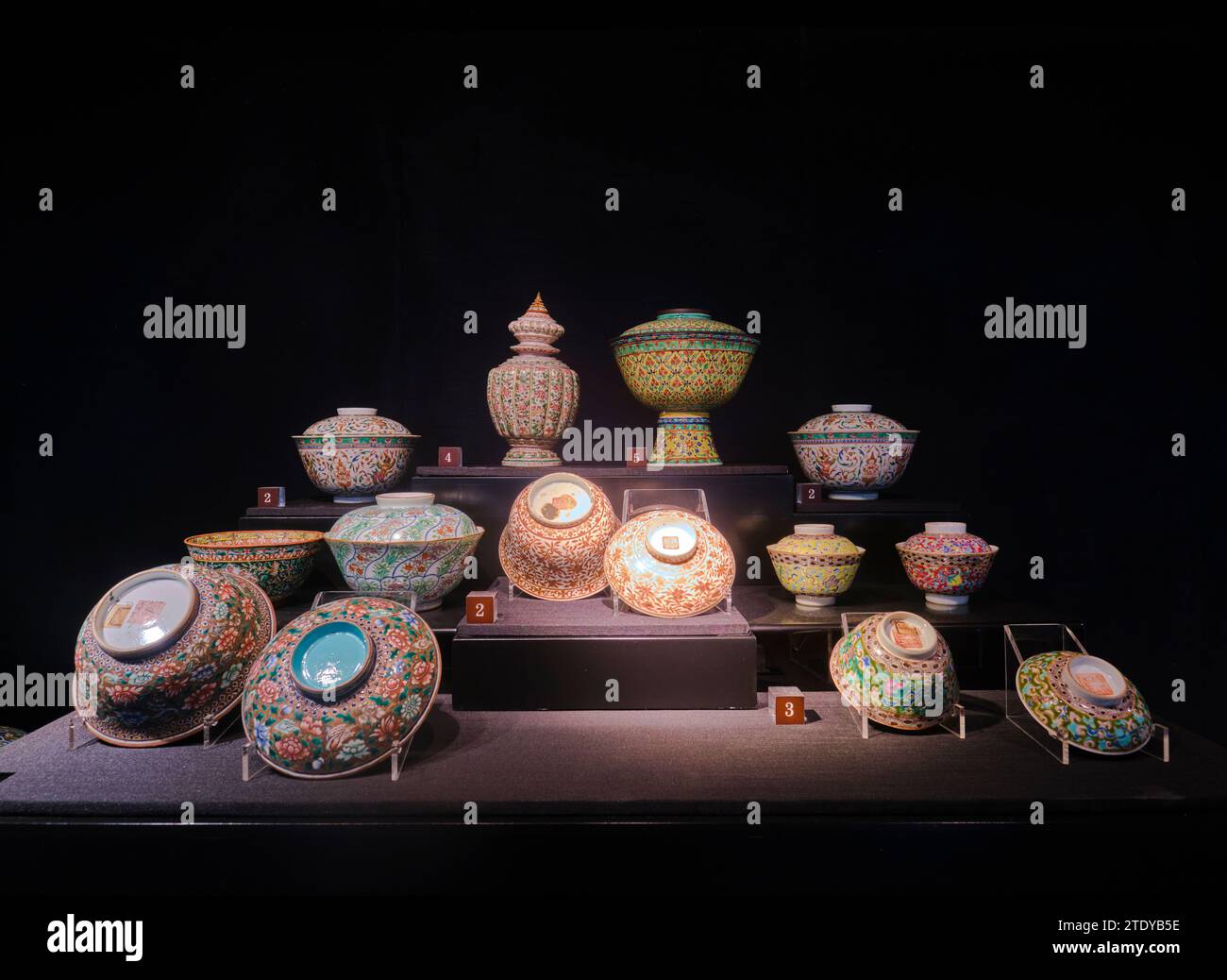 Ancient chinese porcelain pottery hi-res stock photography and images ...