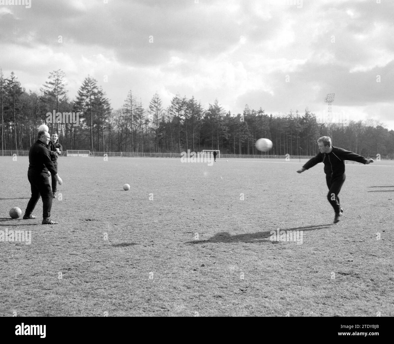 Training Dutch national team in Zeist, players during training, coach ...