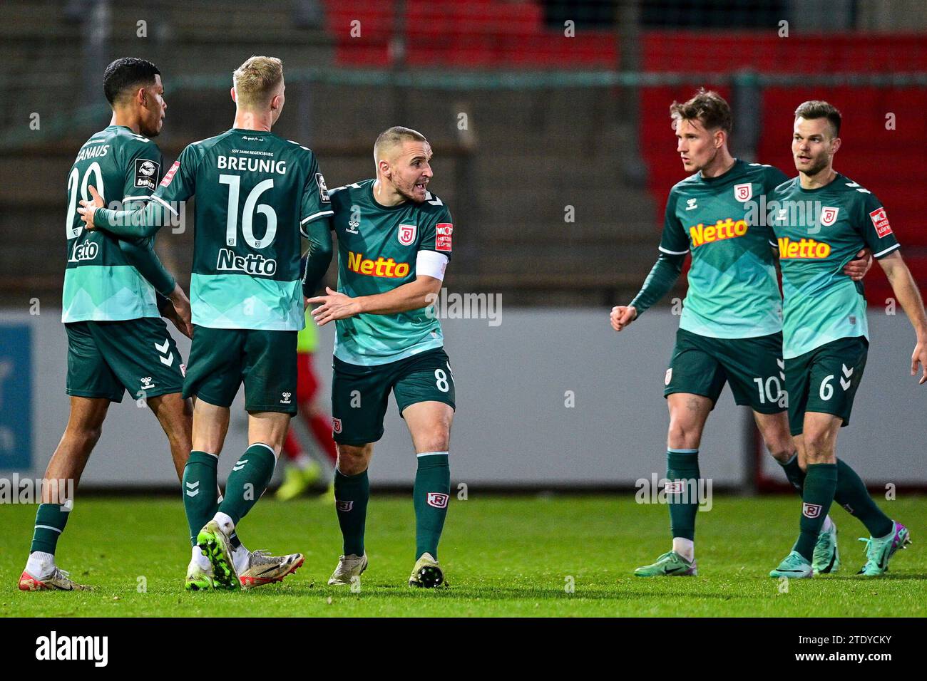 Unterhaching, Deutschland. 19th Dec, 2023. Regensburger Spieler mit ...