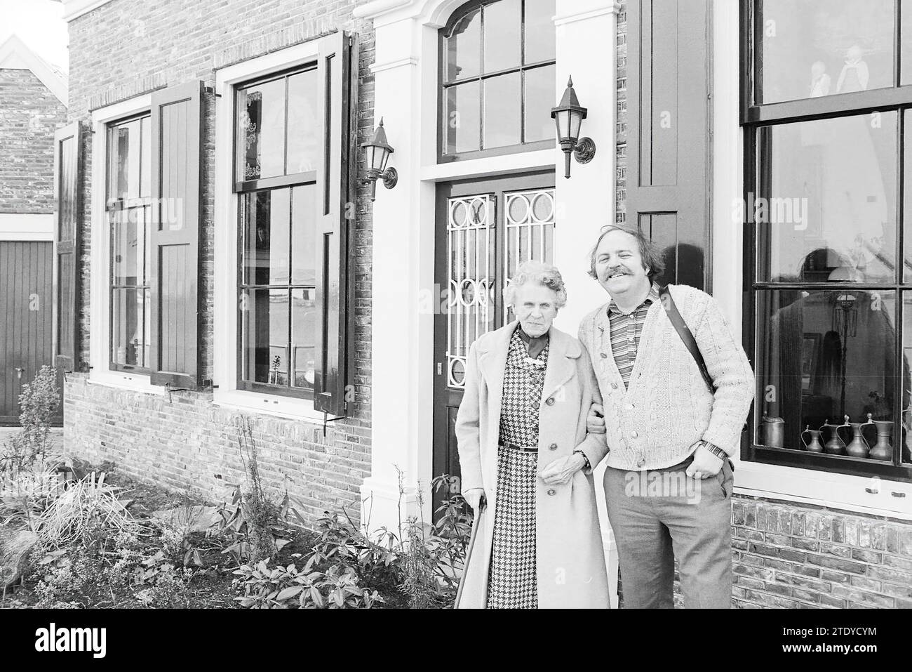 Lady at the house of Gejus van Veen in Oud-Velsen, Personen, 05-05-1978 ...