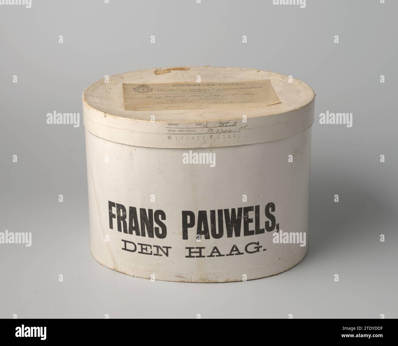 Oval hat box, covered with white paper, fa. Frans Pauwels, c. 1925 - c ...