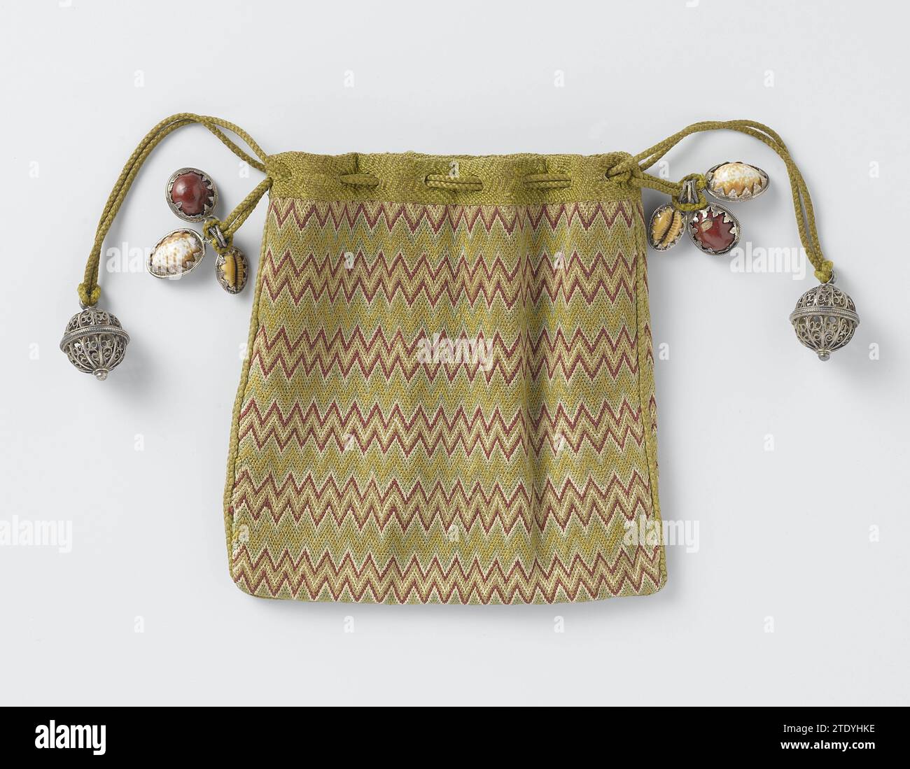 White drawstring pouch hi-res stock photography and images - Alamy