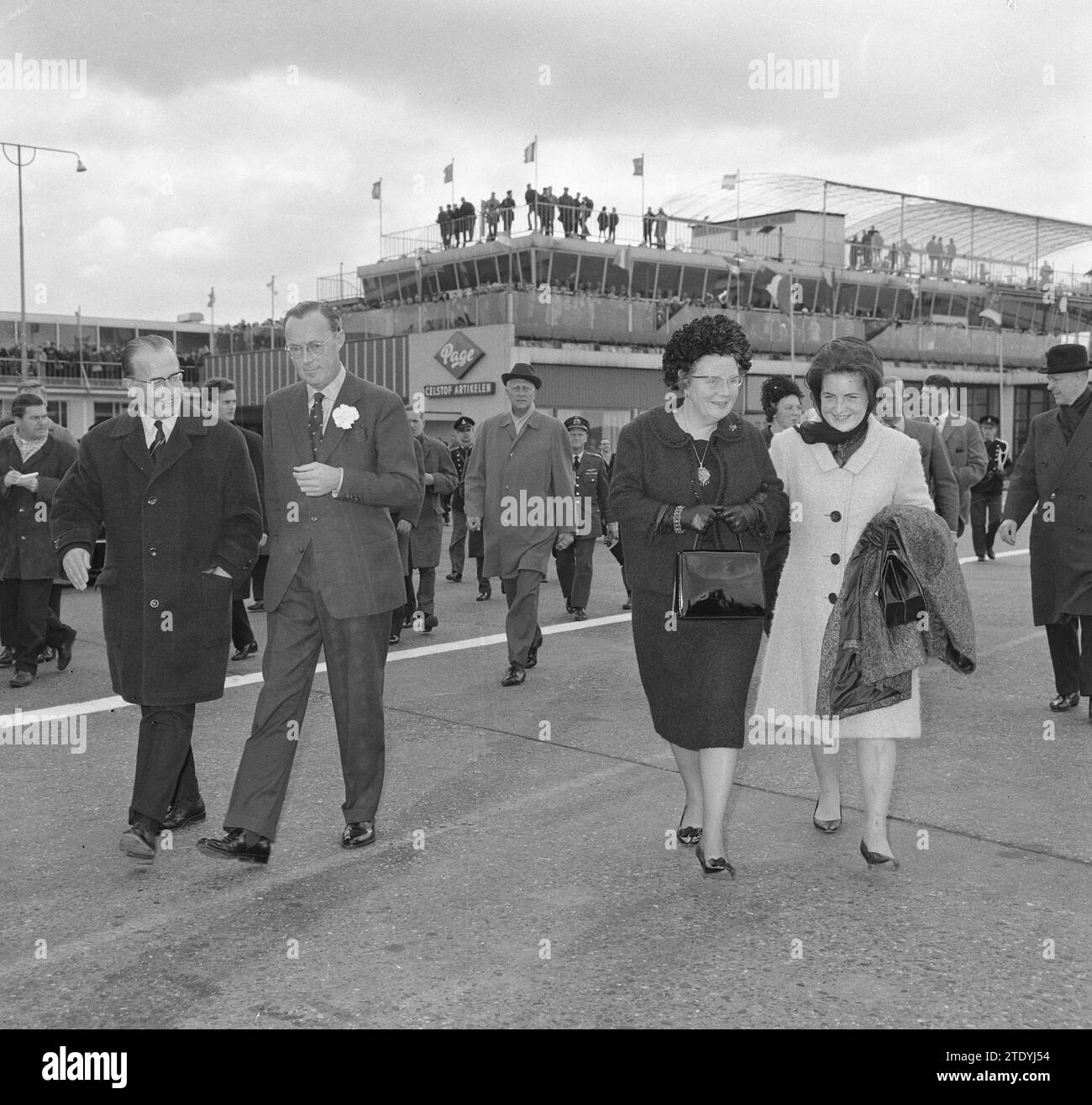 The royal couple and Princess Beatrix left for Mexico from Schiphol ...