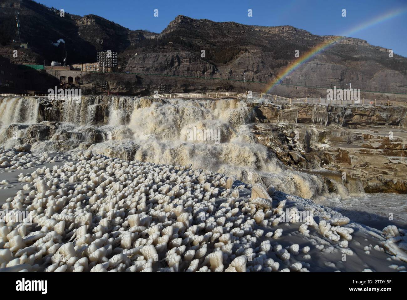 Affected by the cold wave, a unique scene of icicles and rainbow was formed over the Hukou ...