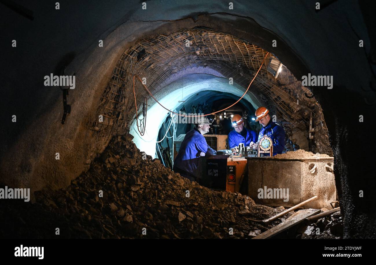 Cleaning up the train hi-res stock photography and images - Alamy