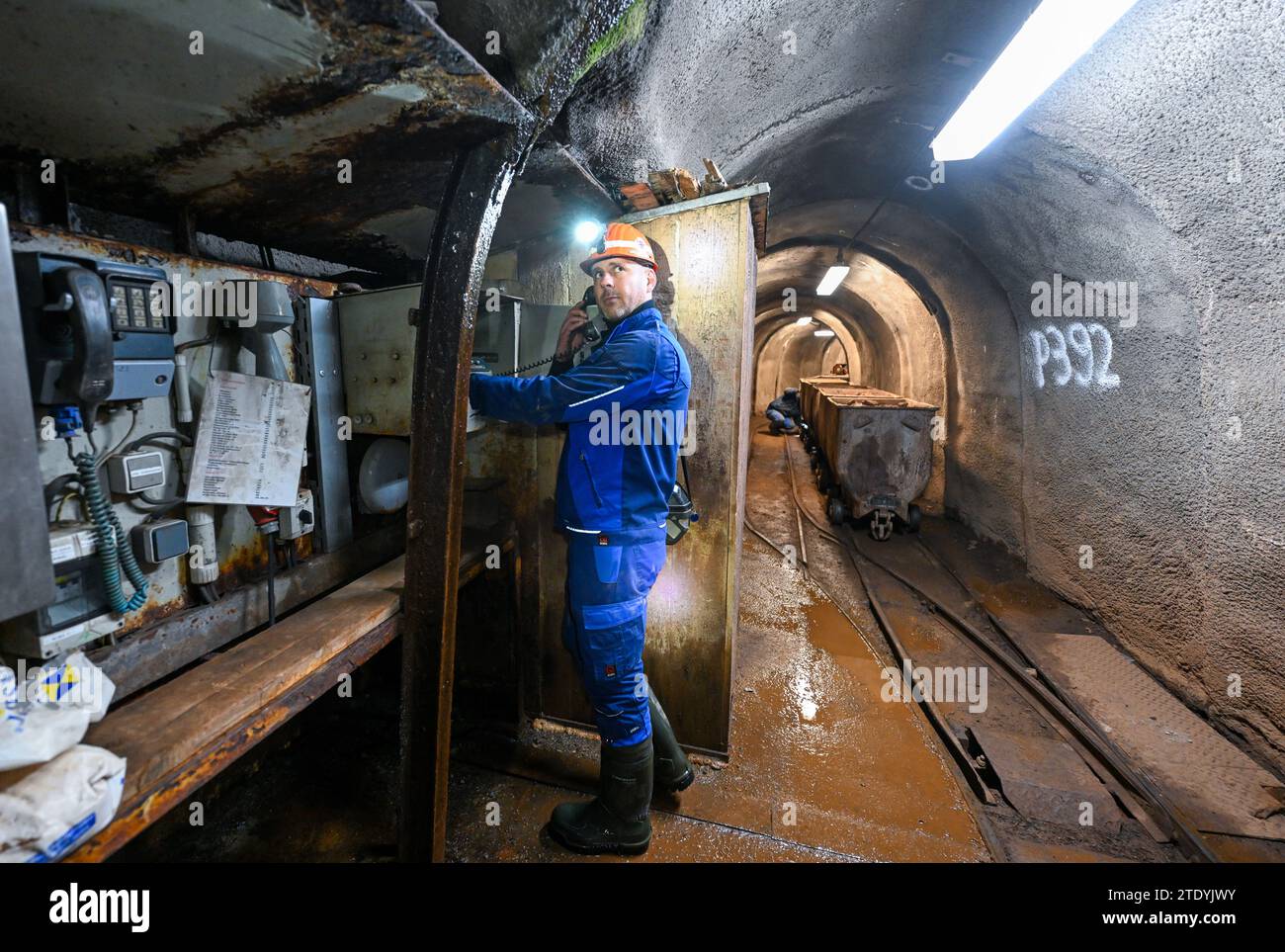 PRODUCTION - 12 December 2023, Saxony, Bad Schlema: Foreman Jörg ...