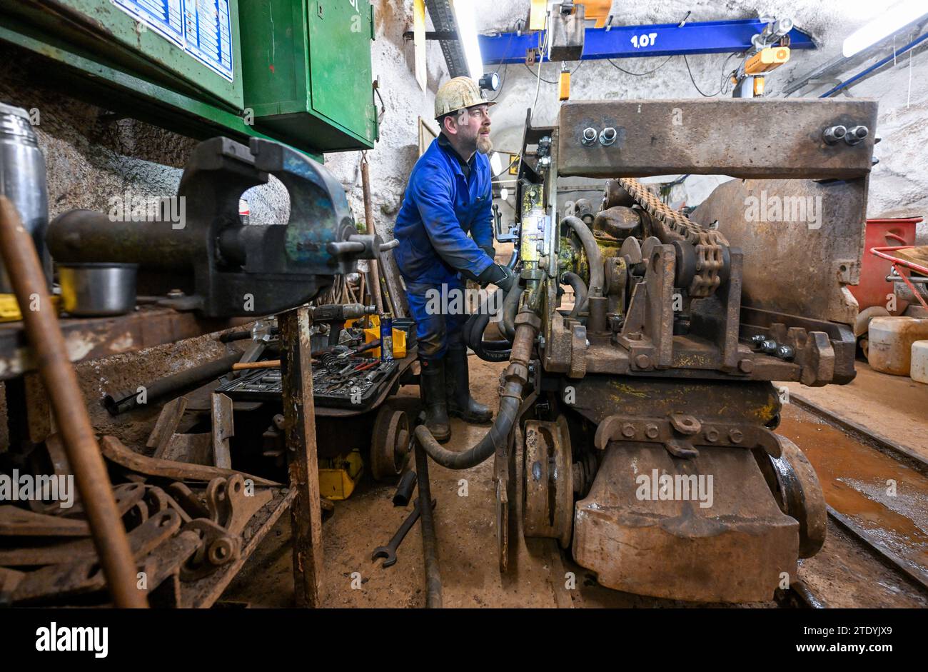 PRODUCTION - 12 December 2023, Saxony, Bad Schlema: A miner maintains a shovel loader in the ...