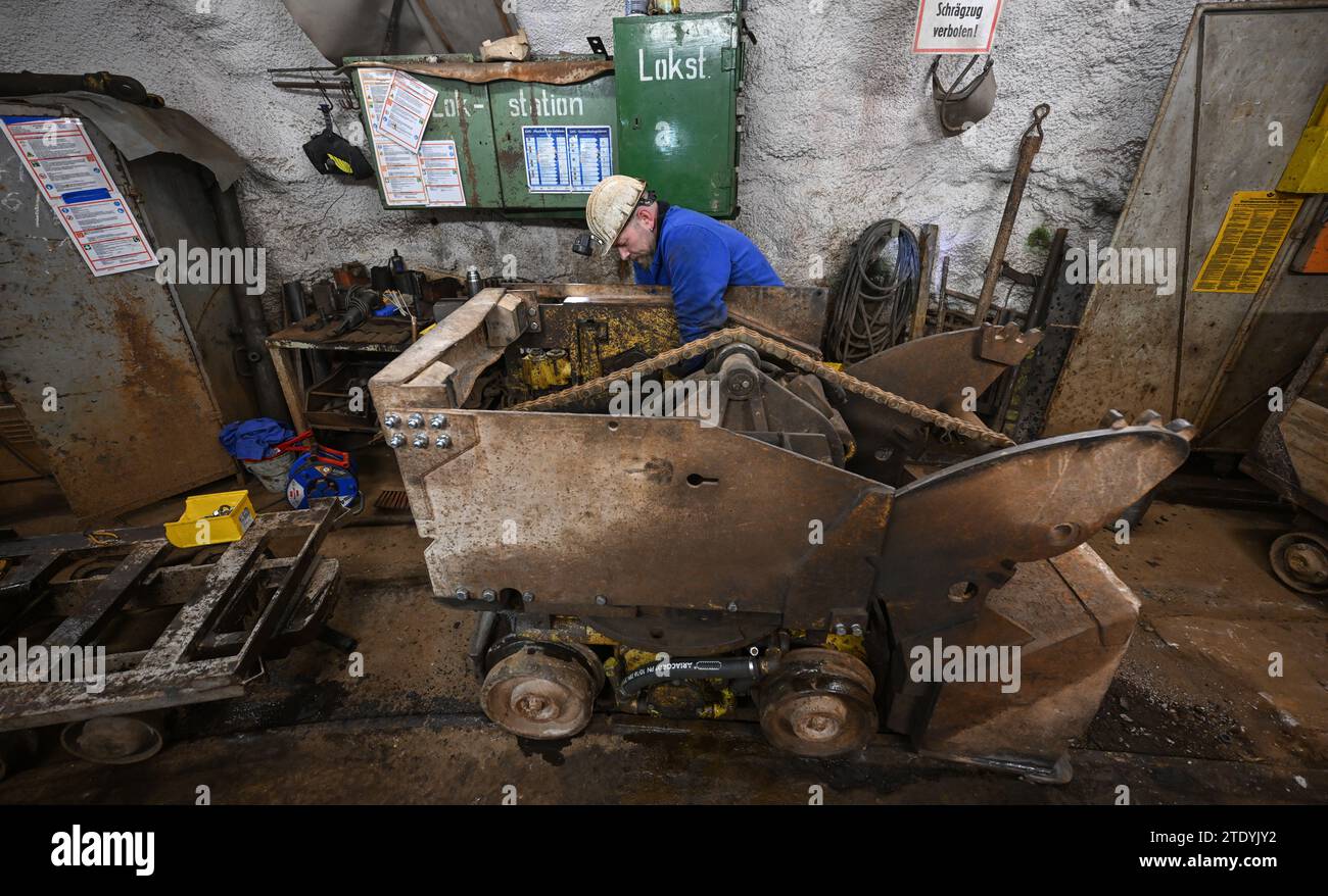 PRODUCTION - 12 December 2023, Saxony, Bad Schlema: A miner maintains a shovel loader in the ...